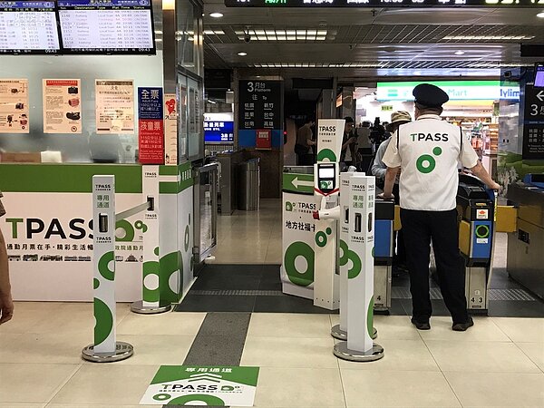 直擊TPASS上線首日！台鐵唯一專用道他們全傻了 最大考驗在後頭 | 好房網News
