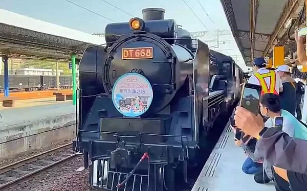 國寶蒸汽火車之王DT668出動 載遊客去二水跑水節 | 好房網News