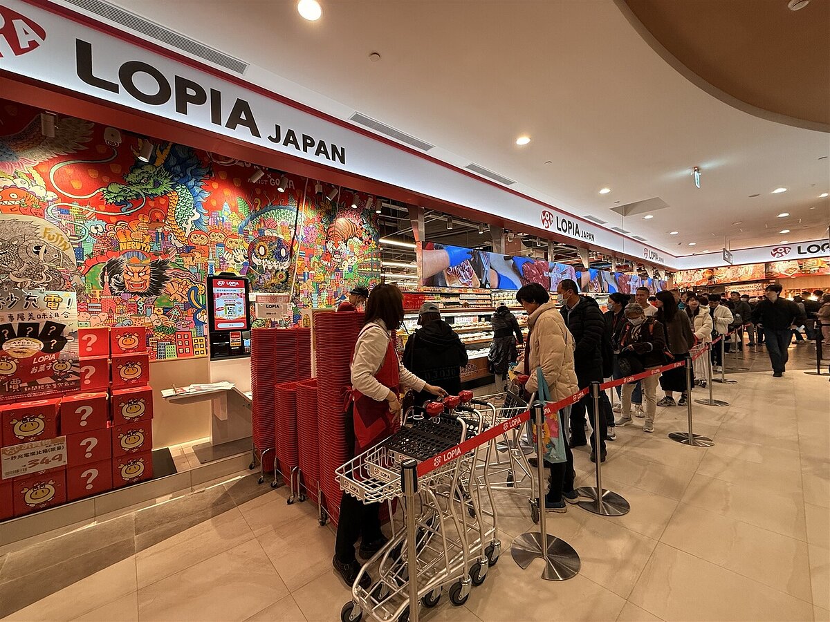 台北首家LOPIA超市LaLaport南港開幕 日本草莓2盒500元 | 好房網News
